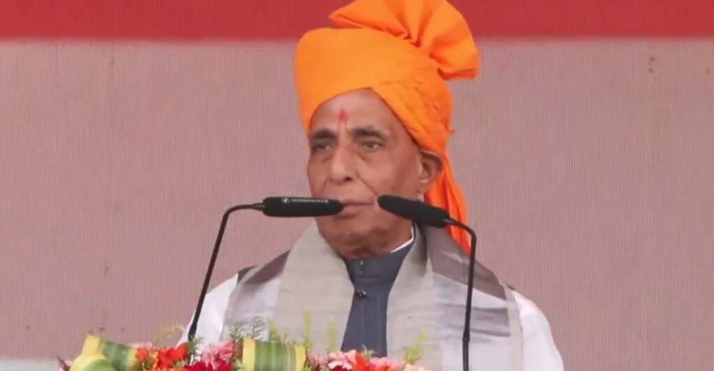 Agra Live News: Defence Minister Rajnath Singh unveiled the statue of ...